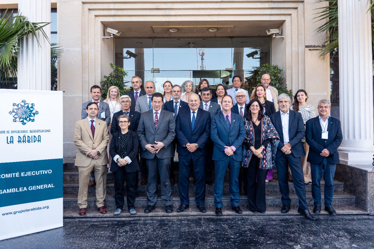 El Grupo La Rábida entrega a María Antonia una medalla en reconocimiento a las universidades ...